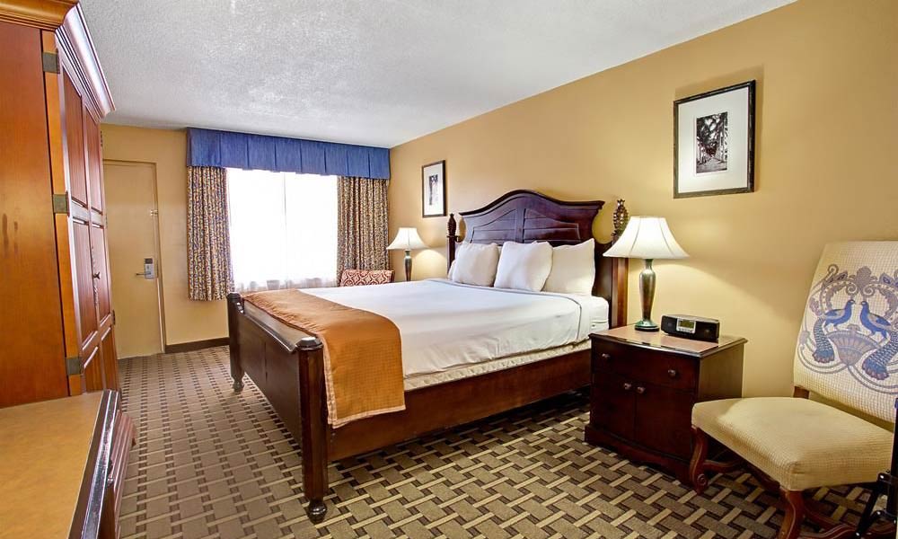 Howard Johnson Express Inn & Suites Lakefront Park – MagicalGetaway