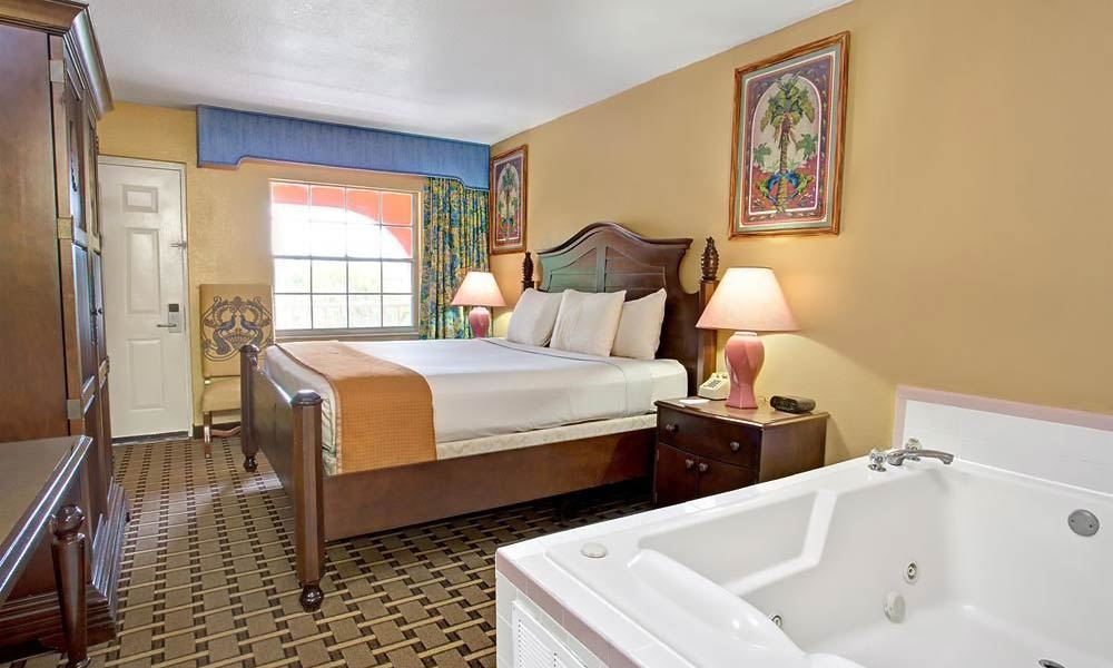Howard Johnson Express Inn & Suites Lakefront Park – MagicalGetaway