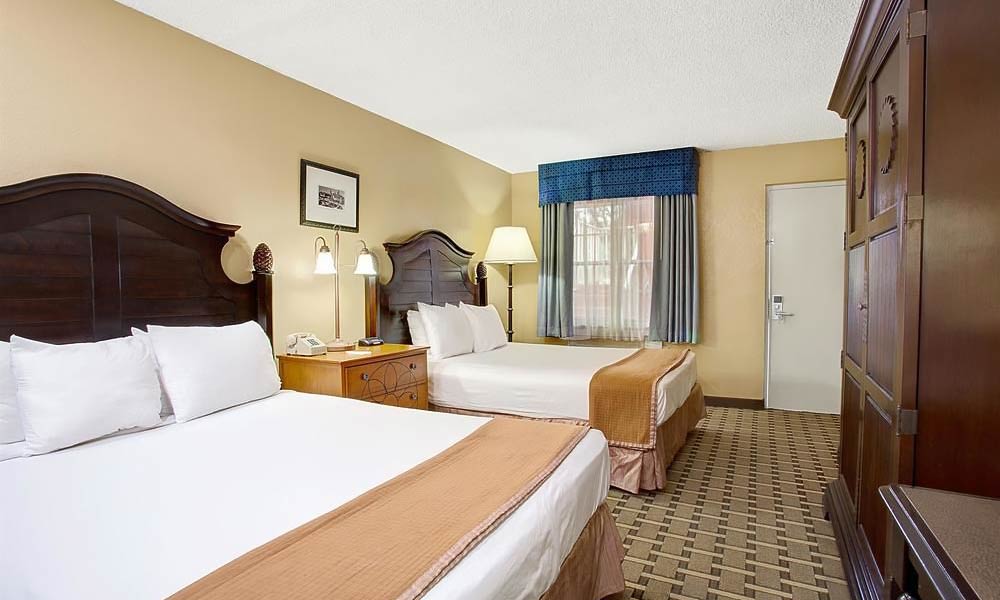Howard Johnson Express Inn & Suites Lakefront Park – MagicalGetaway