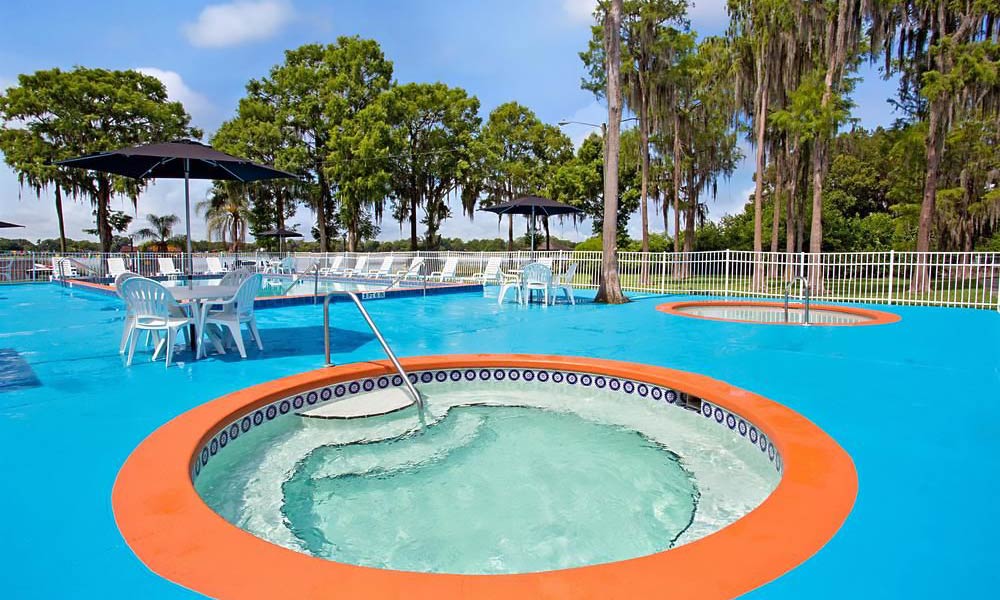 Howard Johnson Express Inn & Suites Lakefront Park – MagicalGetaway