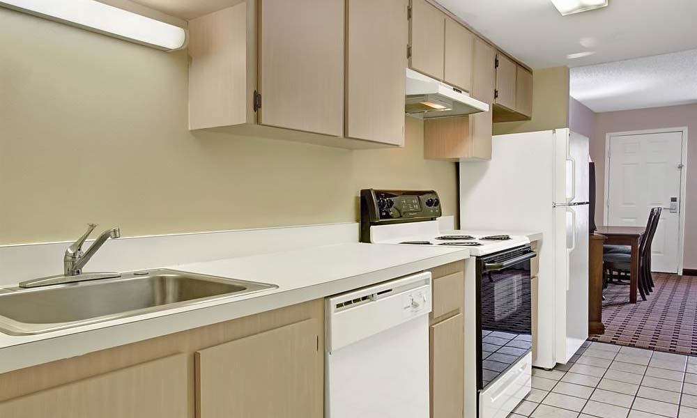 Howard Johnson Express Inn & Suites Lakefront Park – MagicalGetaway